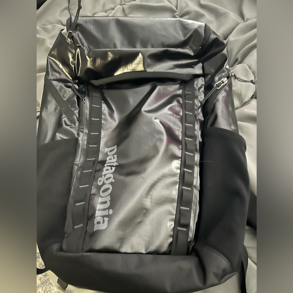 Patagonia Large Black Hole Backpack - Gem